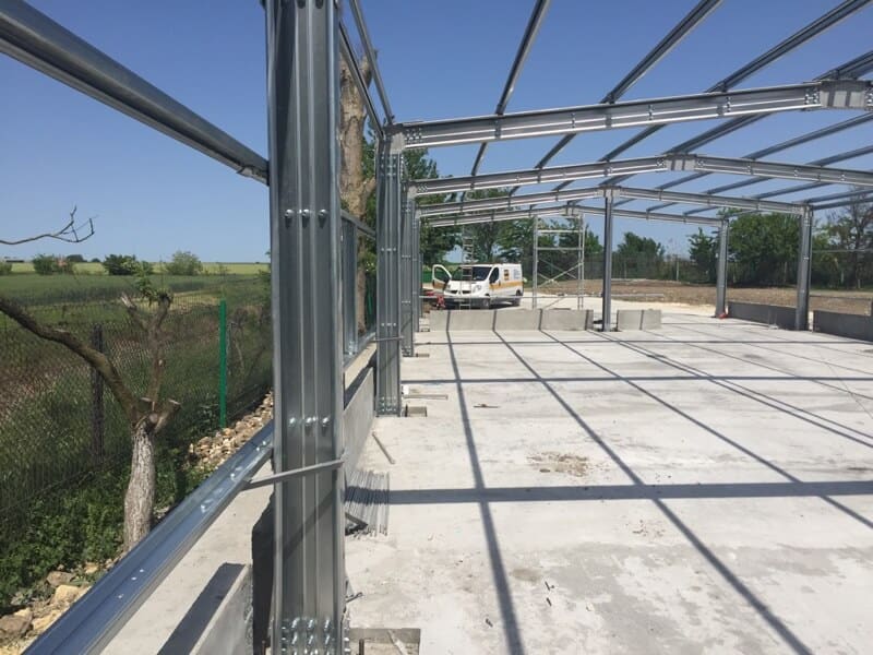 Hale metalice zincate - Structuri durabile și rezistente la coroziune