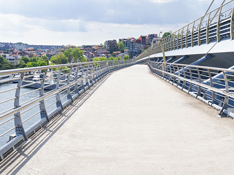 Siguranță urbană redefinită - Parapeti metalici pietonali de înaltă ...